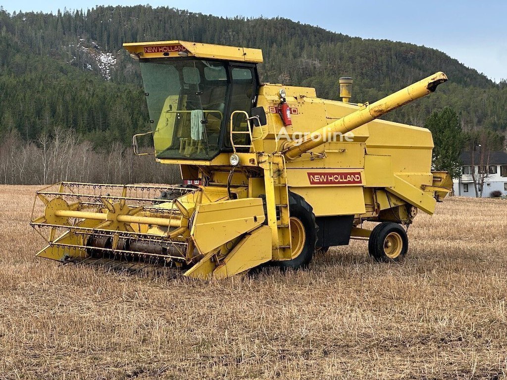 Prodaje se New Holland 8040 Skurtresker – 12 fot skjærebord / halmkutter kombajn za žito na aukciji