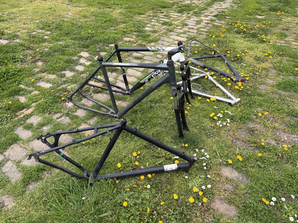 Lot treking ramova i jedan mtb sa postarinom
