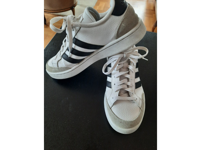 Adidas bele kožne patike br 38,5 očuvane