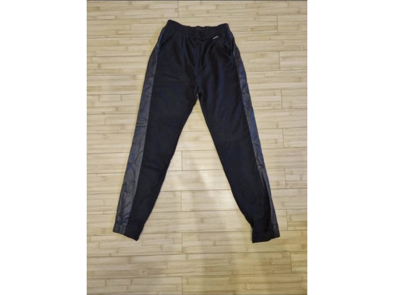 RASPRODAJA GUESS Pantalone (Svajcarska)
