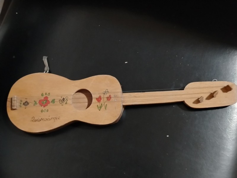 SNIŽENJE. gitara drveni ukras 33cm
