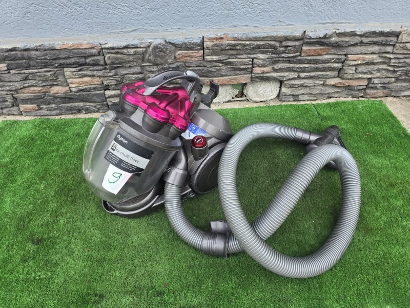 Dyson DC19 usisivač – JAK, MOĆAN, radi kao sat – donese