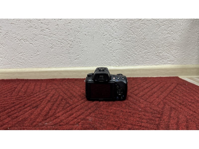 Sony α37 SLT-A37 16.1MP Telo LCD Digitalni fotoaparat