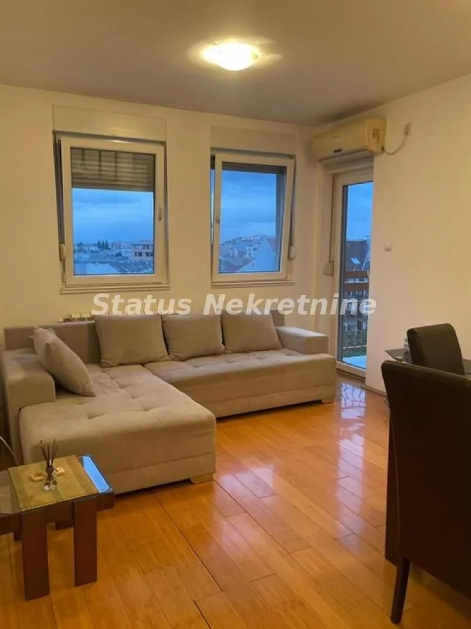 Izdavanje, dvosoban stan, 41m², Centar, Novi Sad