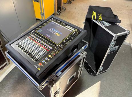 Audio oprema DiGiCo SD11 Core 2 + D-Rack 32/16 with 2x PSU, including flight cases