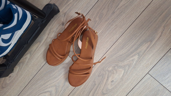 Attrarttivo nove sandale