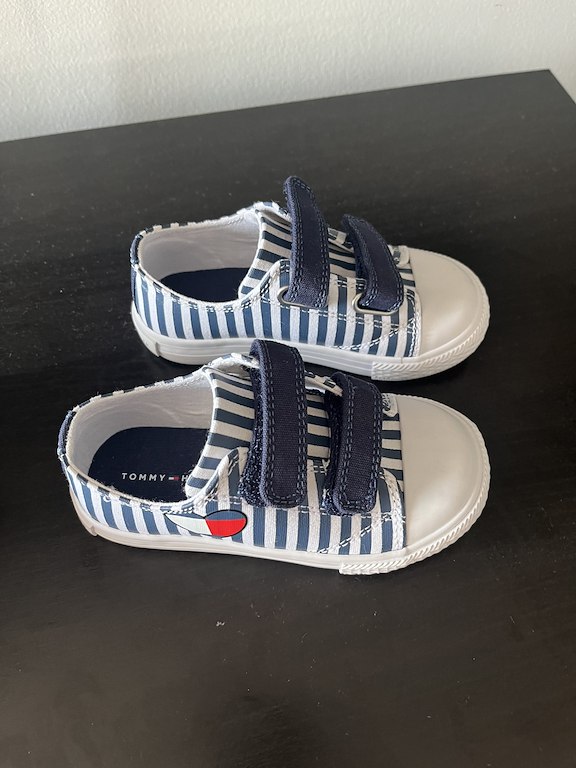 Nove Tommy Hilfiger patike br.24