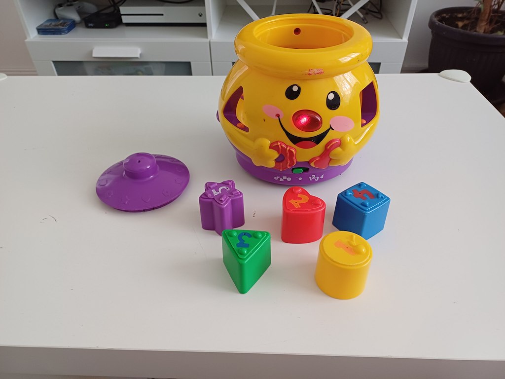 Fisher Price interaktivna igračka sa oblicima i bojama