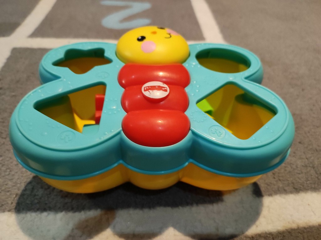 Fisher Price igračka za decu umetaljka leptir sa oblicima