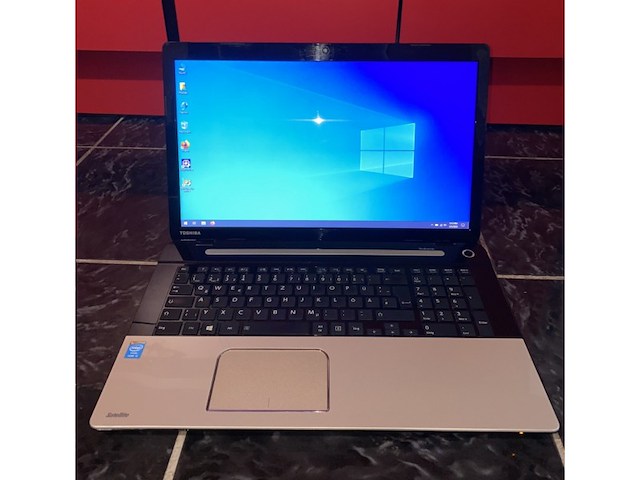 Toshiba L70 / i5-5200 / 8GB / 120SSD / 17,3`
