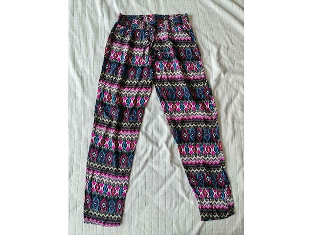 Letnje pantalone i poklon dve majice