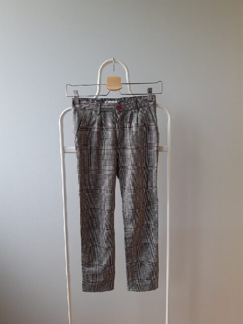 H&M pantalone karirane