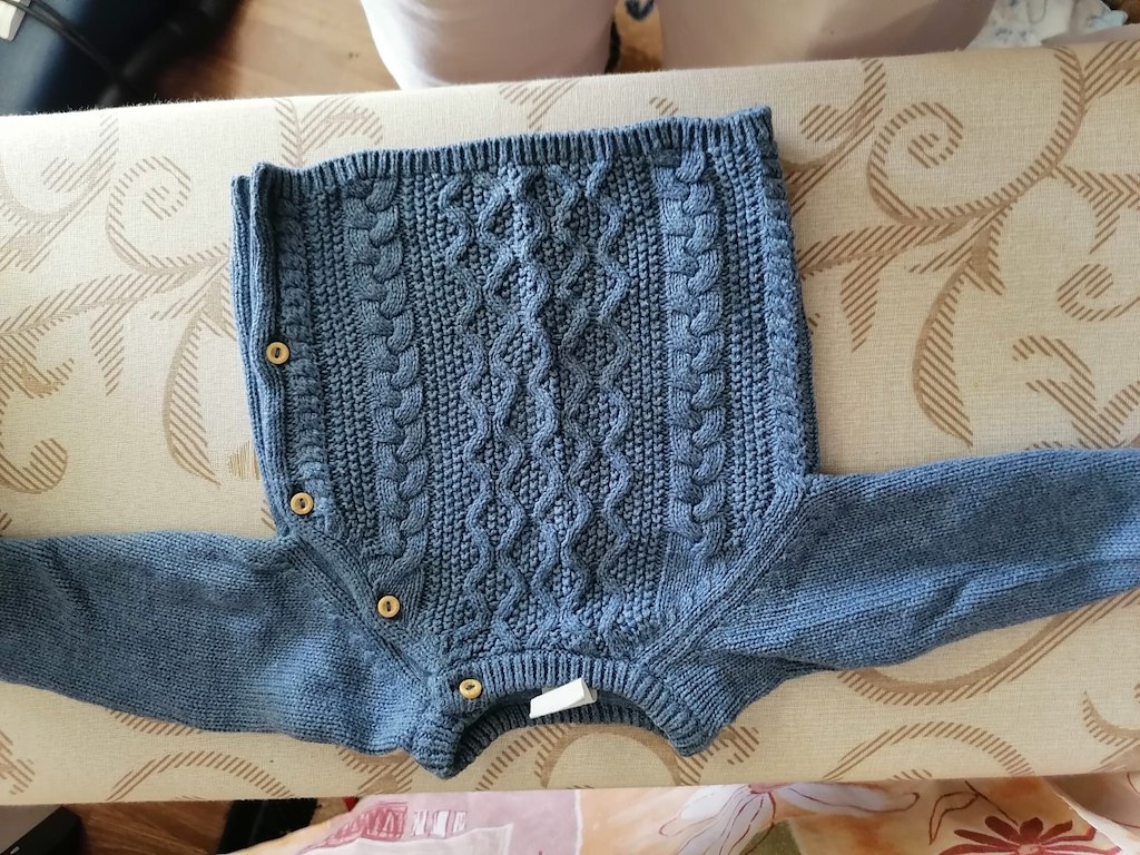 Prelep set džemper -H&M pantalonice u istoj boji 1-2 meseca