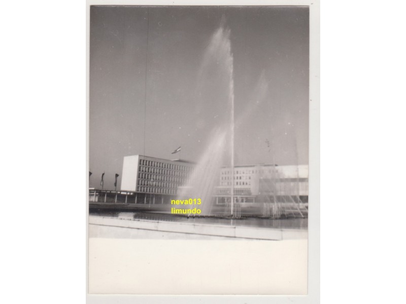 FOTOGRAFIJA Novi Beograd fontana pred S.I.V. 1965 god