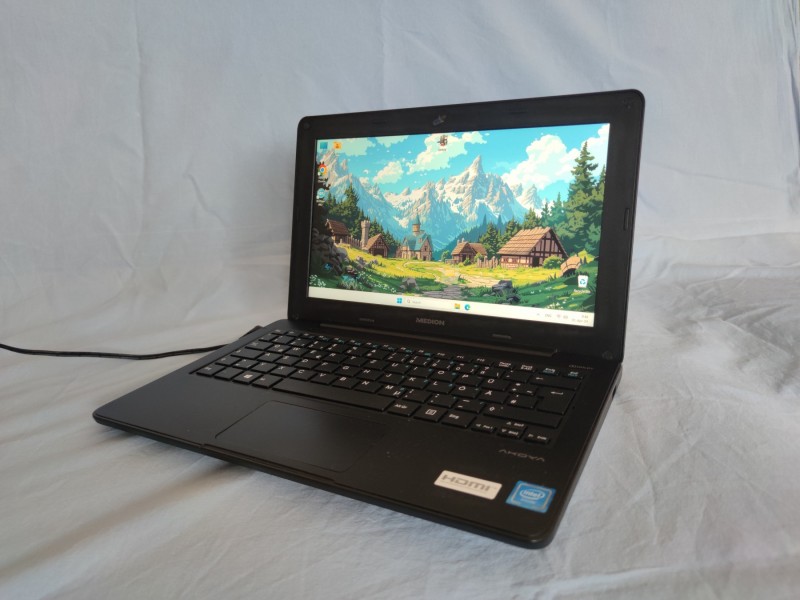 Laptop tablet Medion Akoya E2213 = SSD = FullHD br. 1