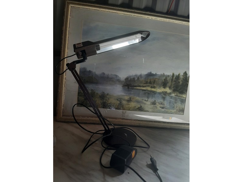 podesiva crna stona lampa