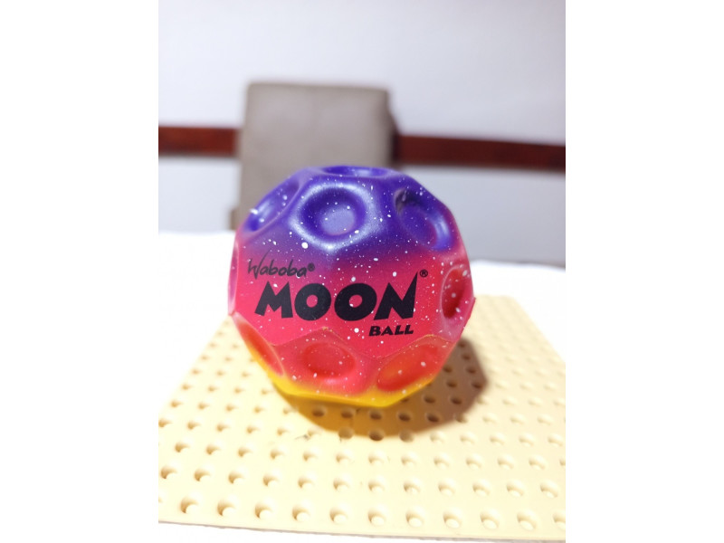 Moon ball loptica