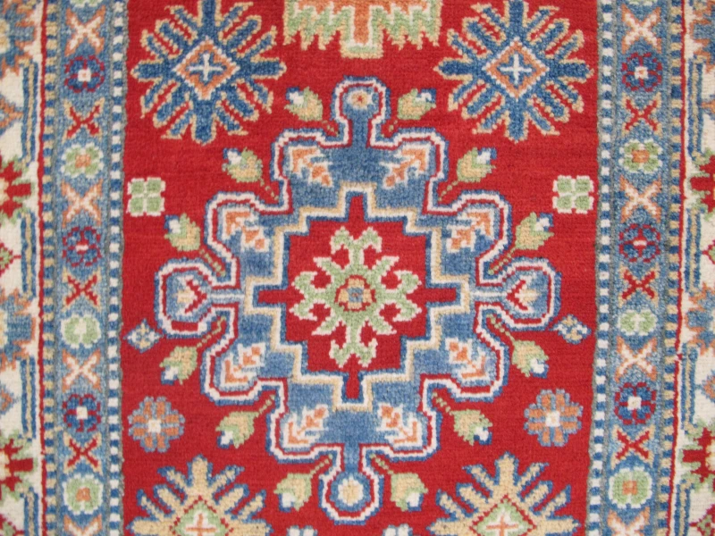 Kazak Šifra proizvoda: 419398
Dimenzija: 290 x 81 cm
Vuna 100%
Kazak tepisi