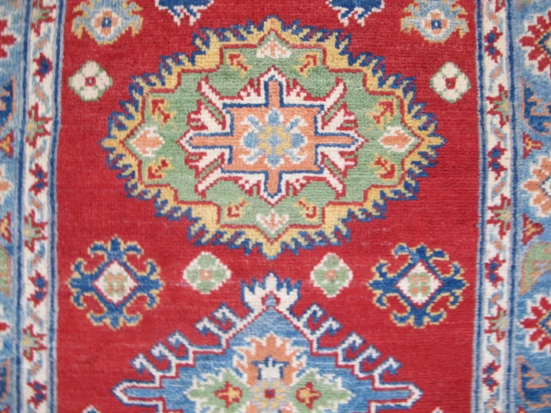 Kazak Šifra proizvoda: 419396
Dimenzija: 300 x 86 cm
Vuna 100%
Kazak tepisi