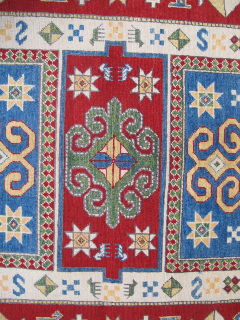 Kazak Šifra proizvoda: 419438
Dimenzija: 246 x 162 cm
Vuna 100%
Kazak tepisi