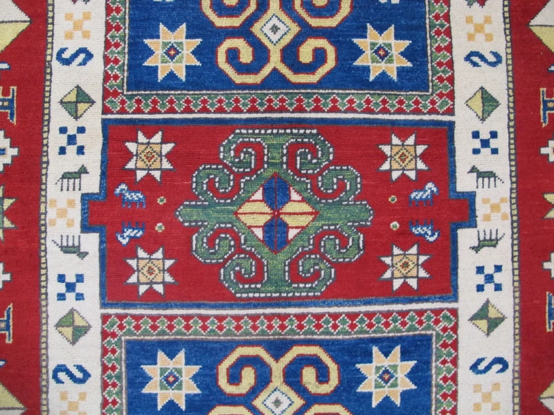 Kazak Šifra proizvoda: 419453
Dimenzija: 238 x 169 cm
Vuna 100%
Kazak tepisi