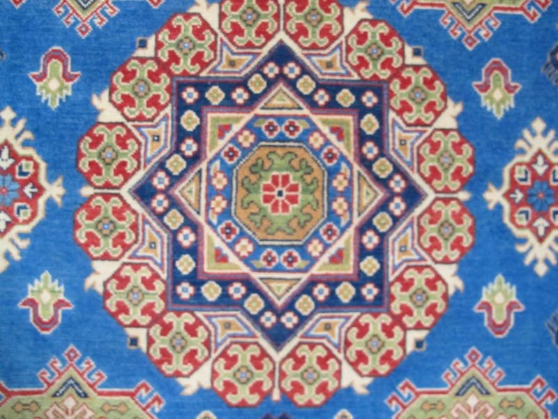 Kazak Šifra proizvoda: 419437
Dimenzija: 240 x 167 cm
Vuna 100%
Kazak tepisi
