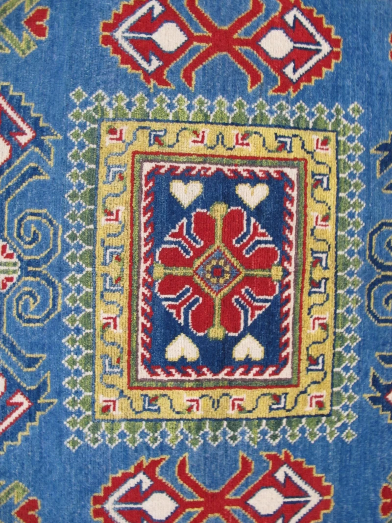 Kazak Šifra proizvoda: 419458
Dimenzija: 184 x 121 cm
Vuna 100%
Kazak tepisi