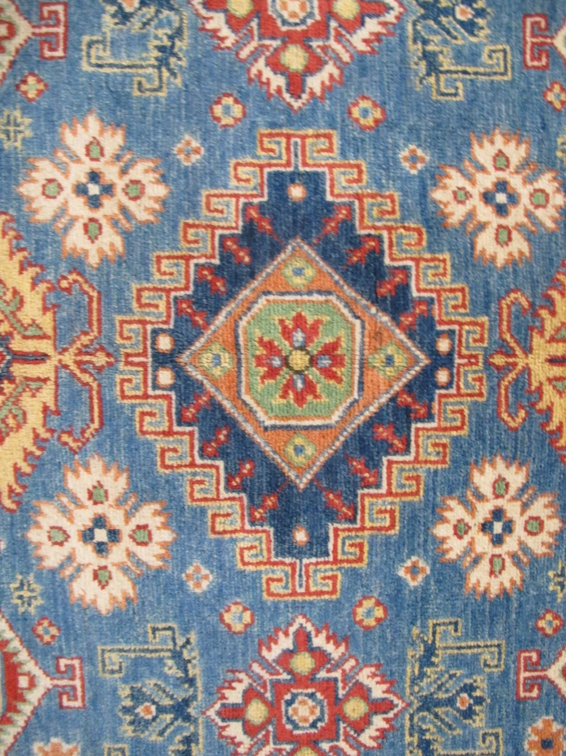 Kazak Šifra proizvoda: 419383
Dimenzija: 182 x 123 cm
Vuna 100%
Kazak tepisi