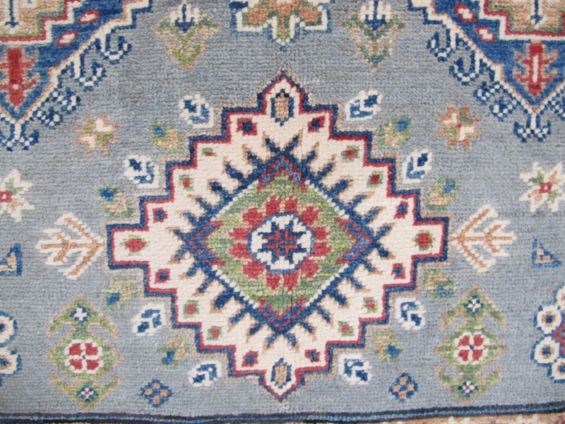 Kazak Šifra proizvoda: 419382
Dimenzija: 180 x 123 cm
Vuna 100%
Kazak tepisi