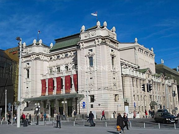 Poslovna zgrada u centru: Studentski trg - Manera