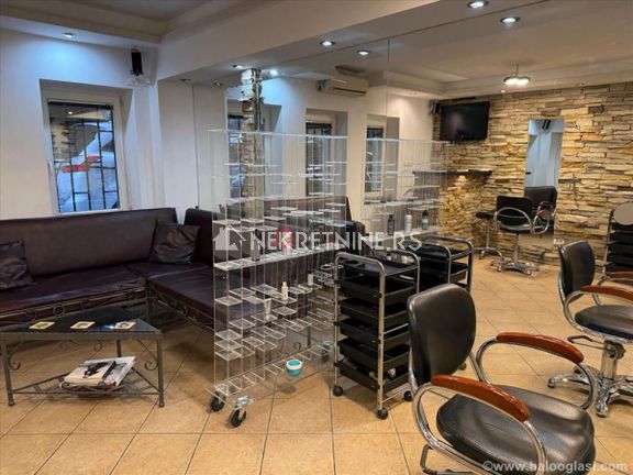 Opremljen frizerski salon blizu Kalenića