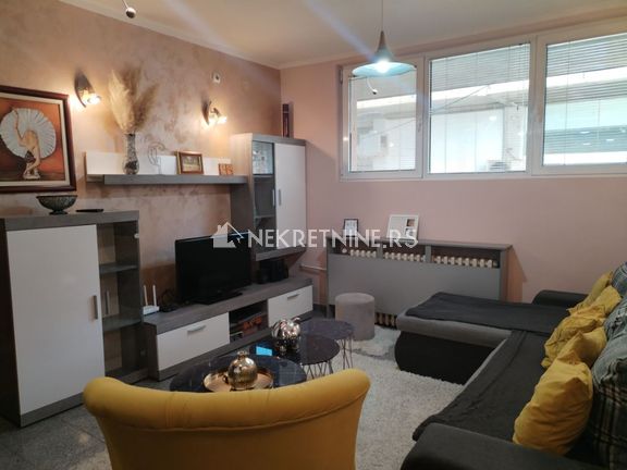 Dvosoban stan za izdavanje, 3 odvojene sobe, Nikole Pašića 4, 45m², 350€.