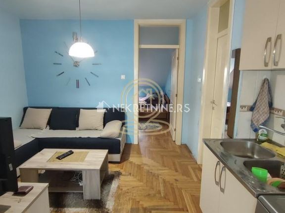 Prodaja stanova Novi Sad – Jednoiposoban stan 32m², Podbara, Jug Bogdana, parking, lift, uknjižen, odlična lokacija