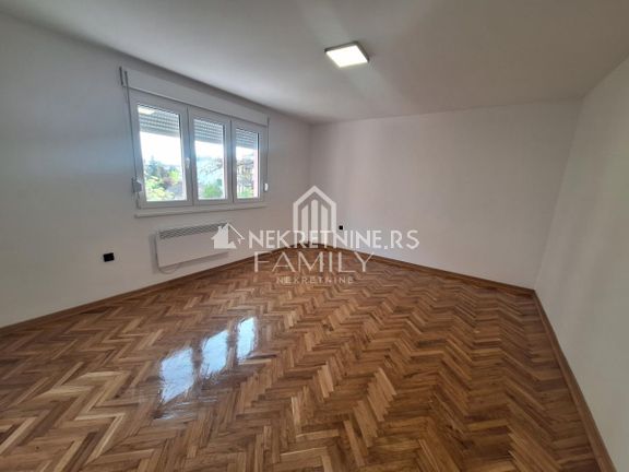 Dvosoban stan 55 m², Adamovićevo Naselje, Novi Sad