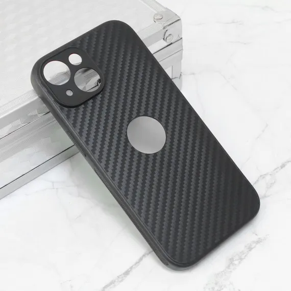 Maska Carbon fiber za iPhone 15 crna (sa otvorom za logo)