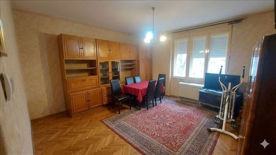 Krunski venac, prvi sprat, parking, dvostran