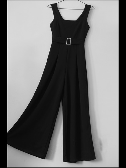 Klasični crni kombinezon za sve prilike