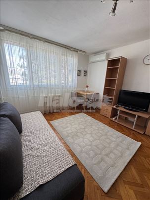 Kanarevo brdo, garsonjera 21m², 1. sprat, namešten