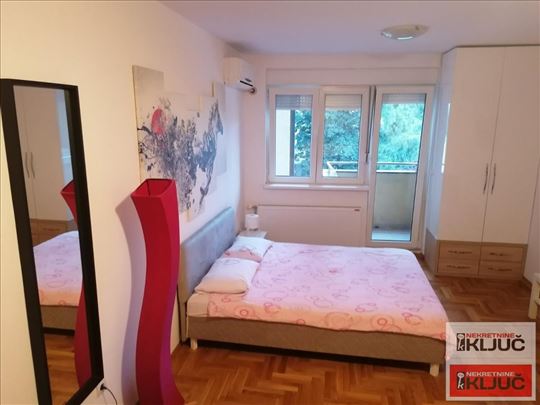 Garsonjera u centru Novog Sada, 27 m², 2. sprat