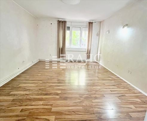 Centar, Strahinjića Bana 70m2,2.5-renoviran,mesto