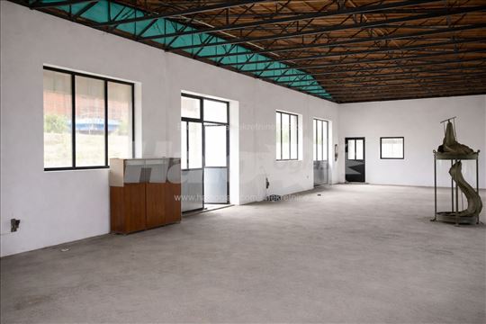 Hala 200m2 + podrum 50m2 - 3 ulaza - Barajevo