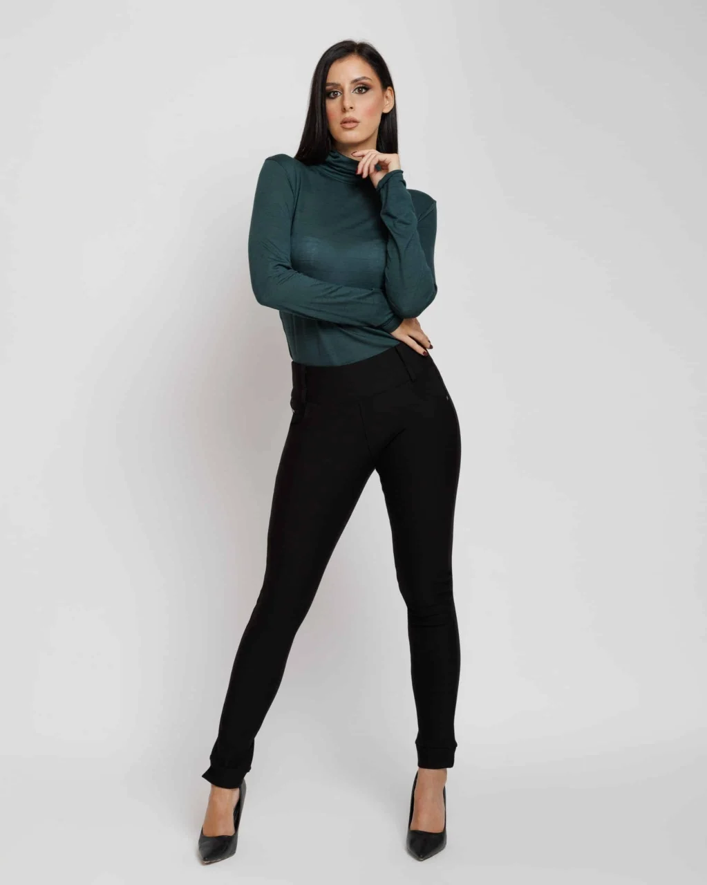 Crne pantalone visokog struka – elegantan slim fit model