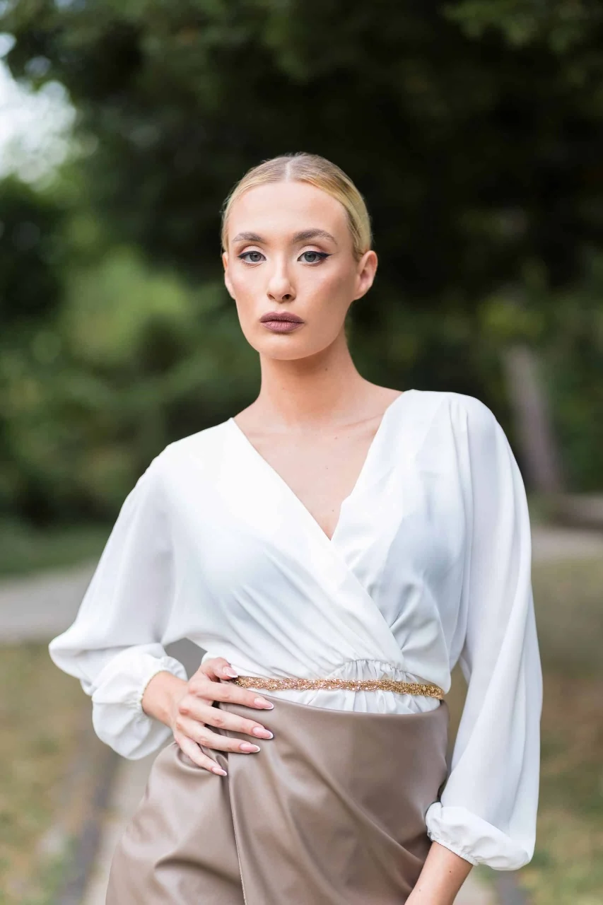 Bela svečana bluza na preklop