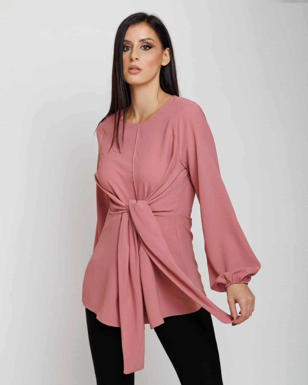 Roze bluza sa vezivanjem – elegantni model