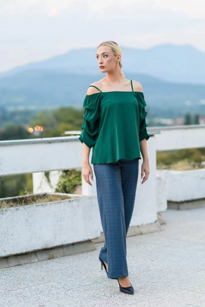 Elegantna bluza sa spuštenim ramenima