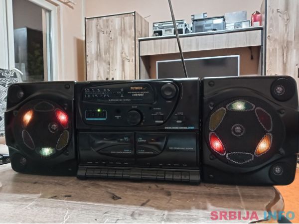 Futachi radio kasetofon dupli dek sa svetla na zvusnici