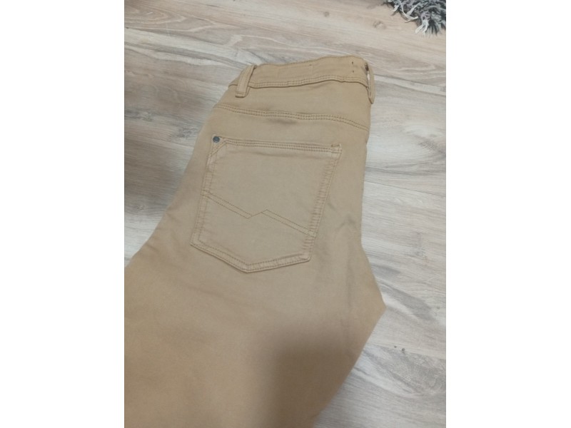 NOVO pantalone vel 36 oker boja