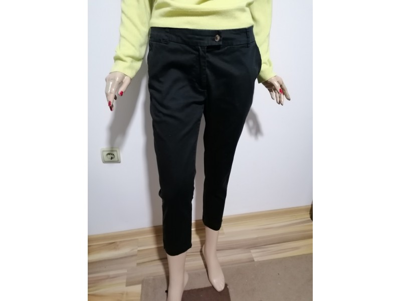 H&M crne kapri pantalone vel.M-L