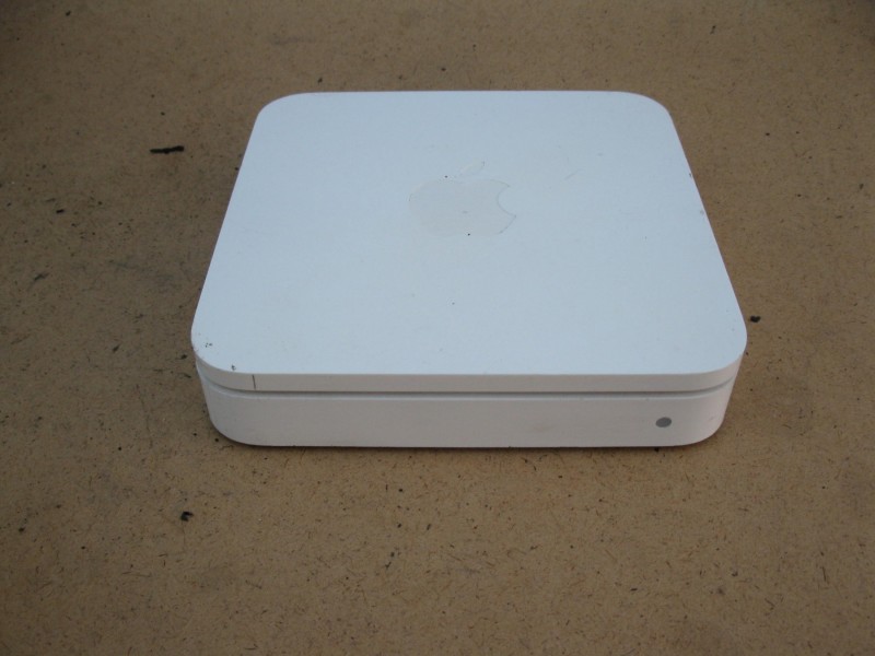 1.APPLE A1143 AirPort Extreme 802.11n (4th Gen.) RUTER