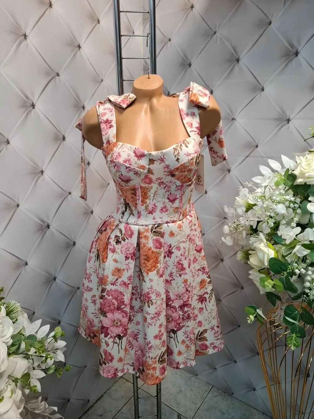 Ženska letnja haljina sa cvetnim printom - Kroj: retro A-linija do